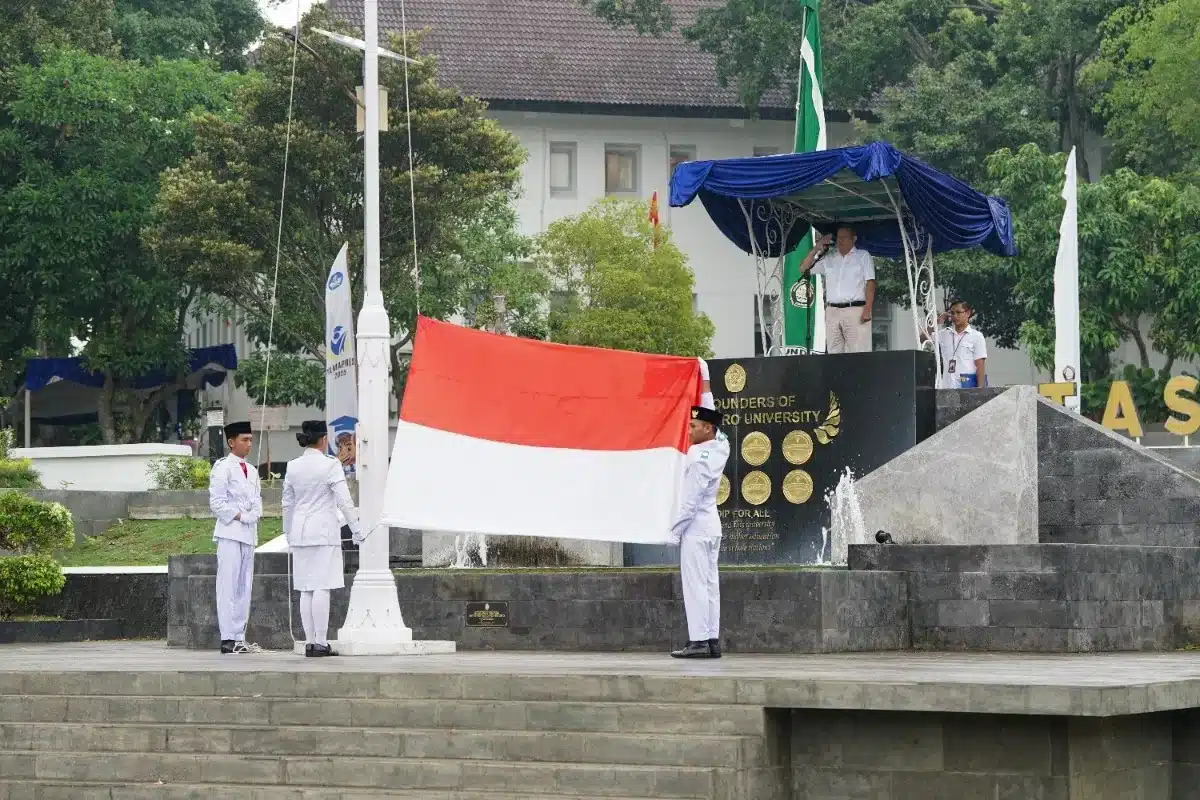 UNDIP Rector Proud as Students Achieve Success on the 97th Youth Pledge ...
